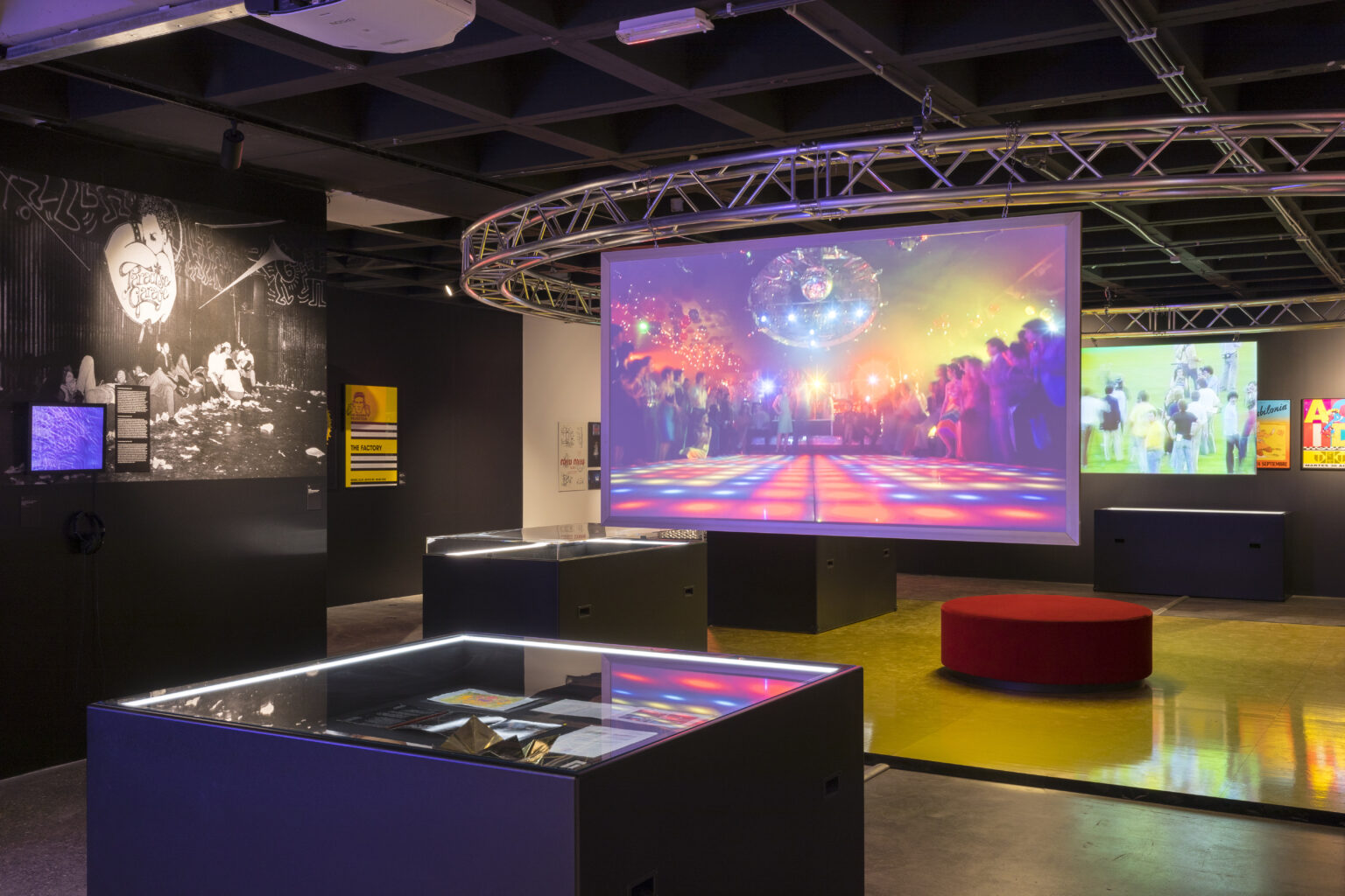 NIGHT FEVER. – Design Museum Brussels