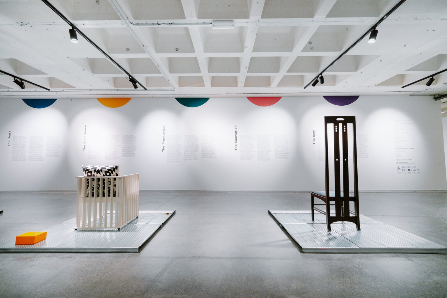 CHAISE. STOEL. CHAIR. – Design Museum Brussels