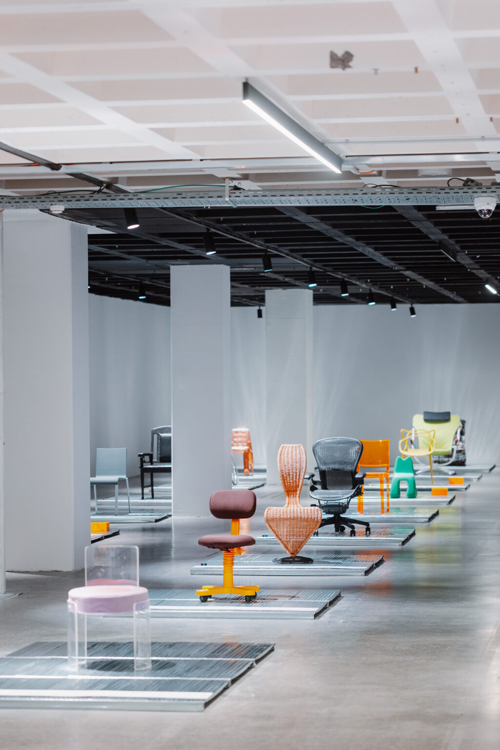 CHAISE. STOEL. CHAIR. – Design Museum Brussels